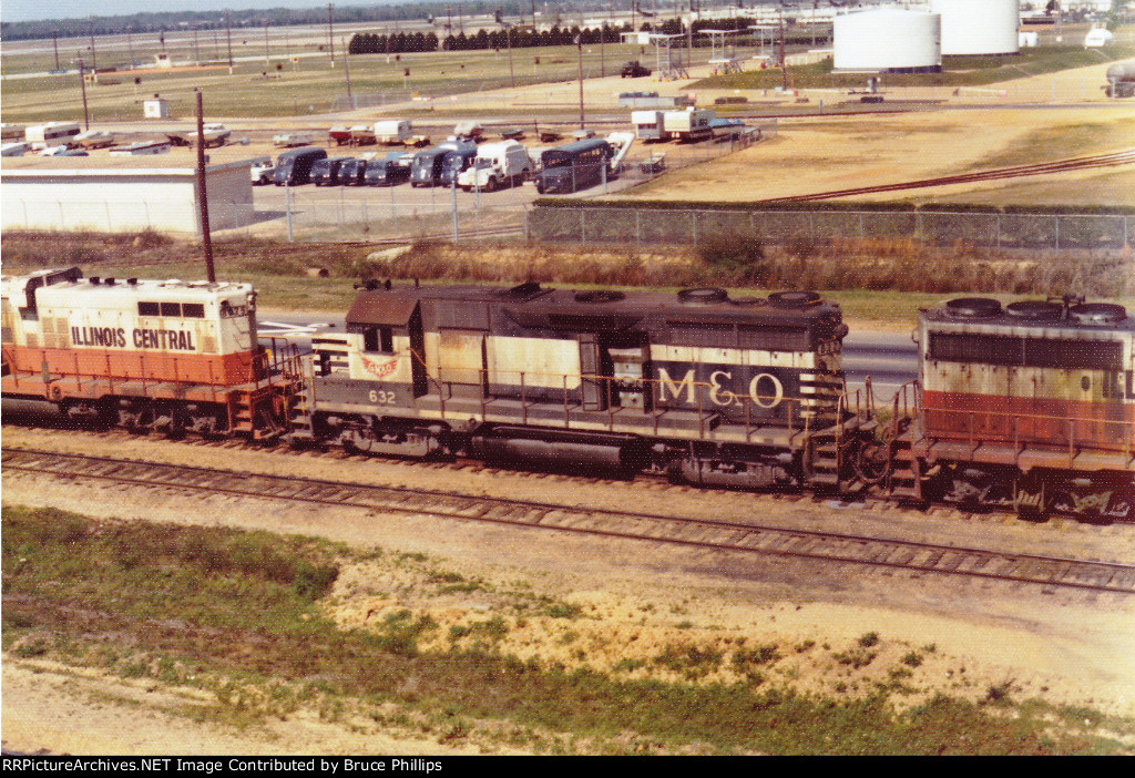 GM&O GP35 #632 (note riding on traded in Alco FA trucks)